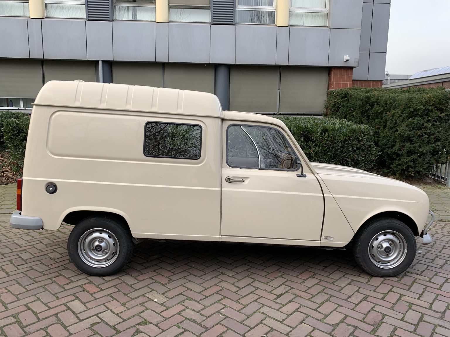 Renault R4F6 – Voitures De l ’Est