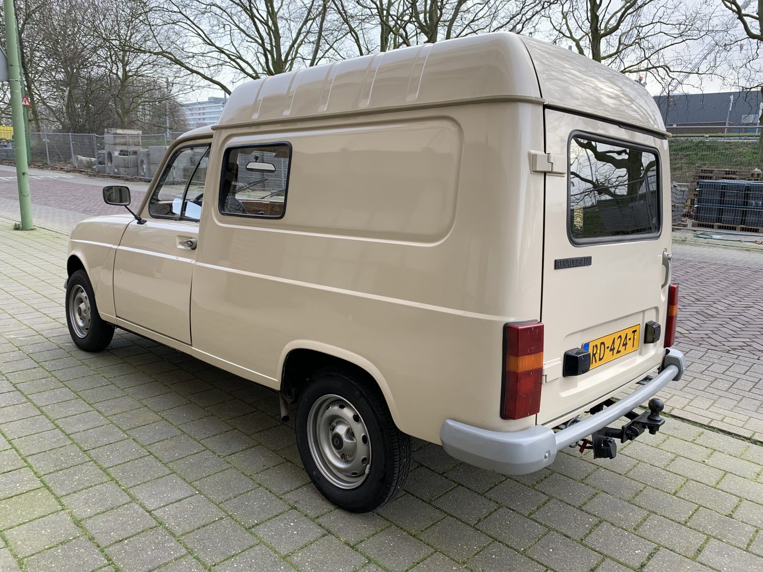 Renault R4F6 – Voitures De l ’Est