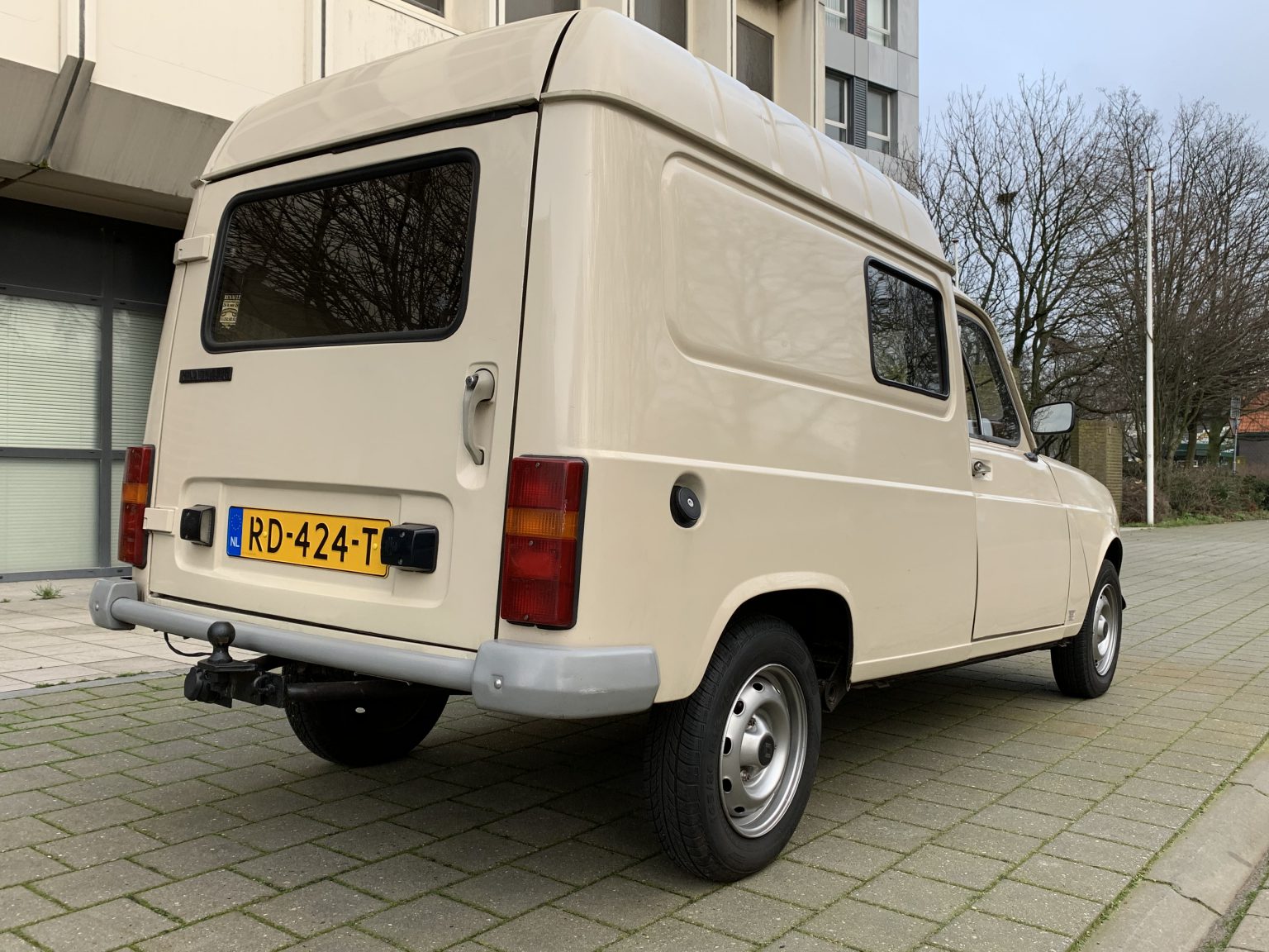 Renault R4F6 – Voitures De l ’Est