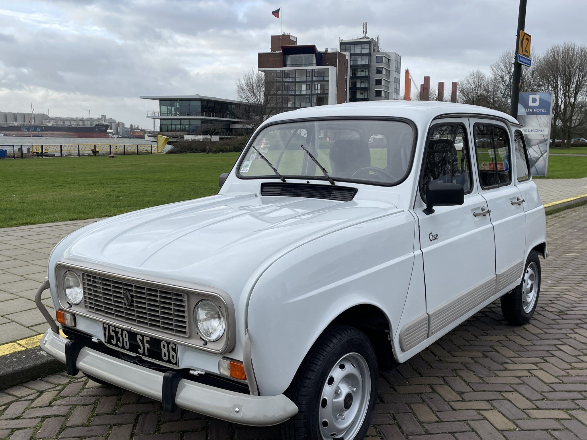 Renault R4GTL Clan – Voitures De l ’Est